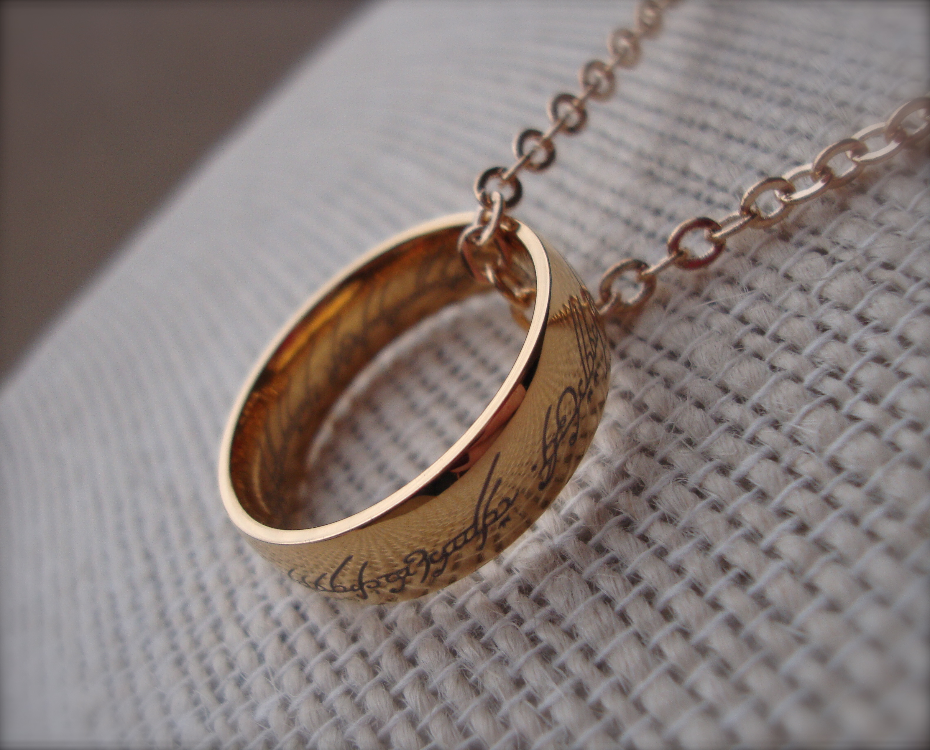 Frodo Baggins' Ring of Power (Gold) ~ Lord of the Rings/The Hobbit on ...